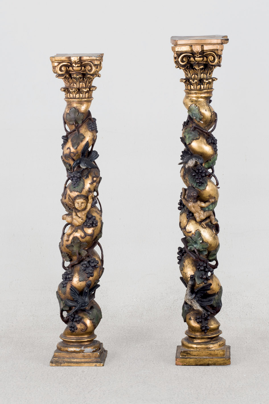 Dos columnas salomónicas, estilo barroco. Madera dorada, policromada y ...