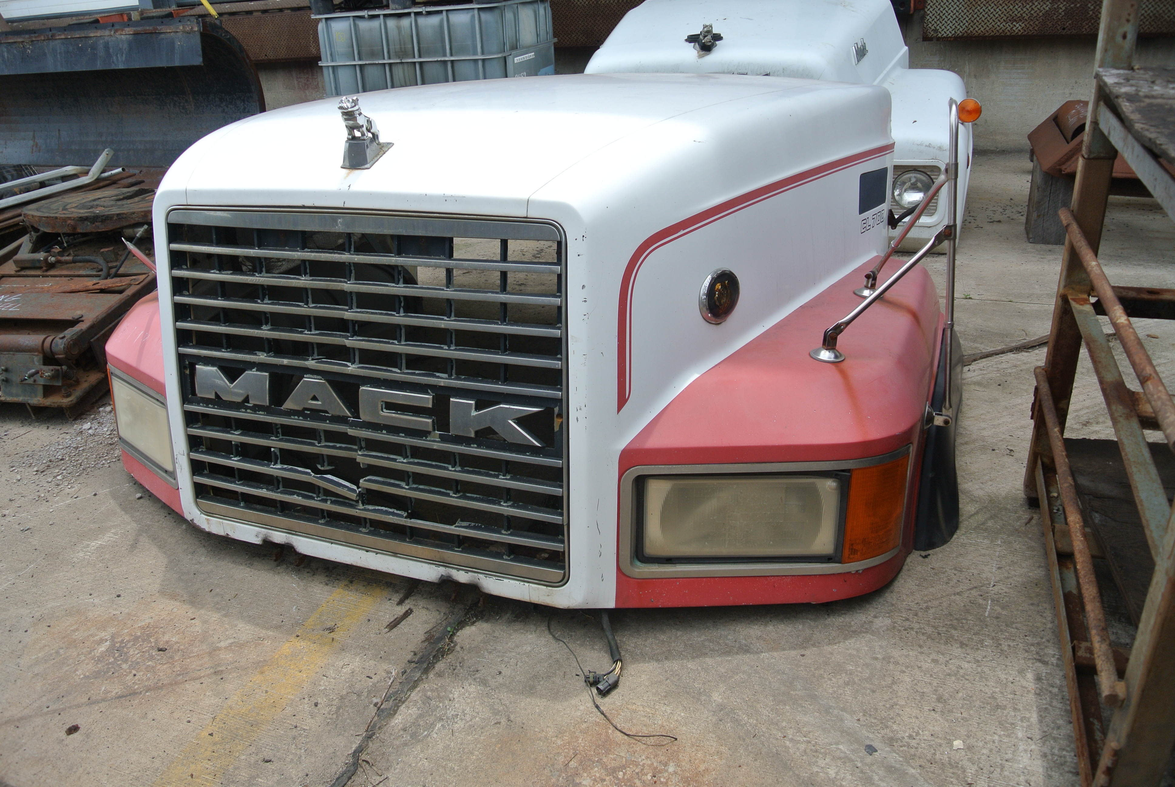 { Choice of lots: 119,120 } CL713 Mack Hood COMPLETE off a 2000 MACK