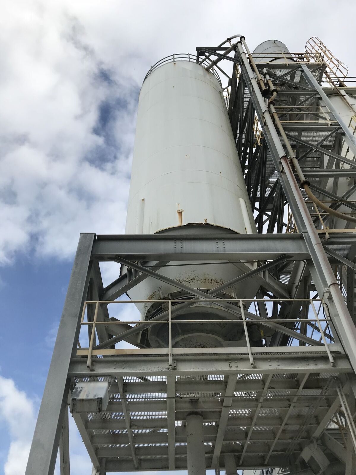 60-degree cone bottom silo with bin activators for dry/powdered ...