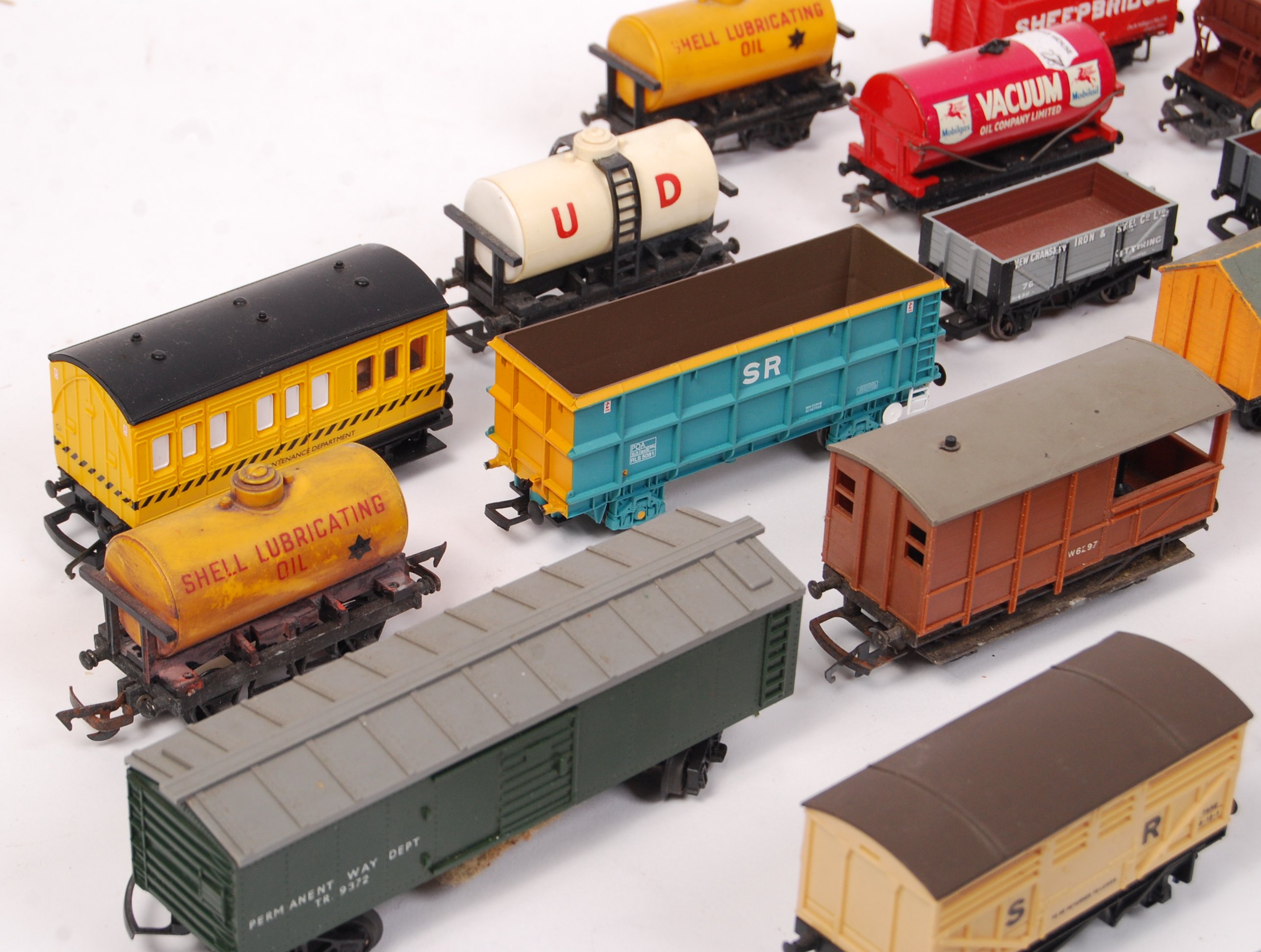 A large collection of 30+ items of 00 gauge railway trainset rolling ...