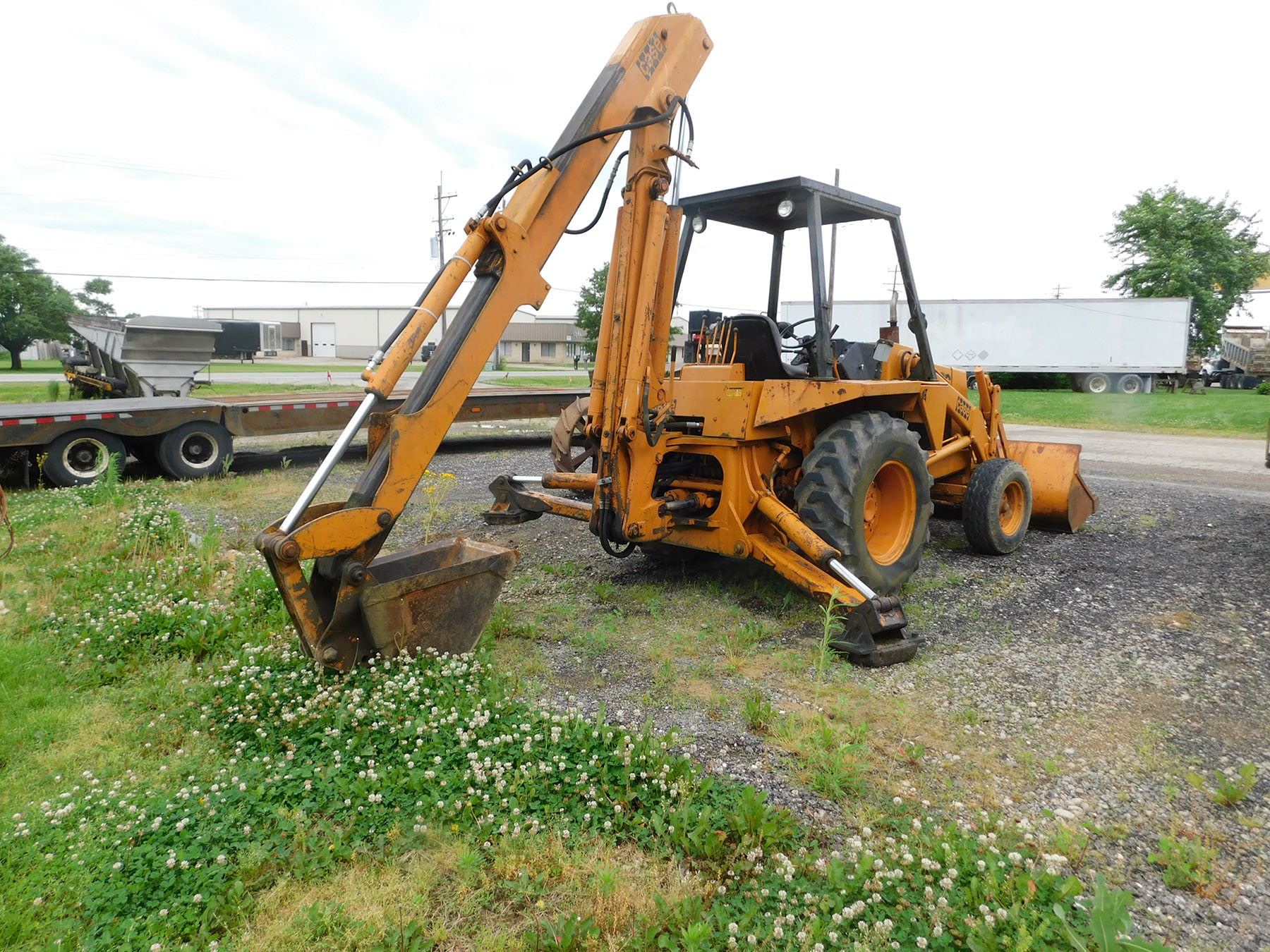 CASE 580C BACKHOE LOADER; OUTRIGGERS