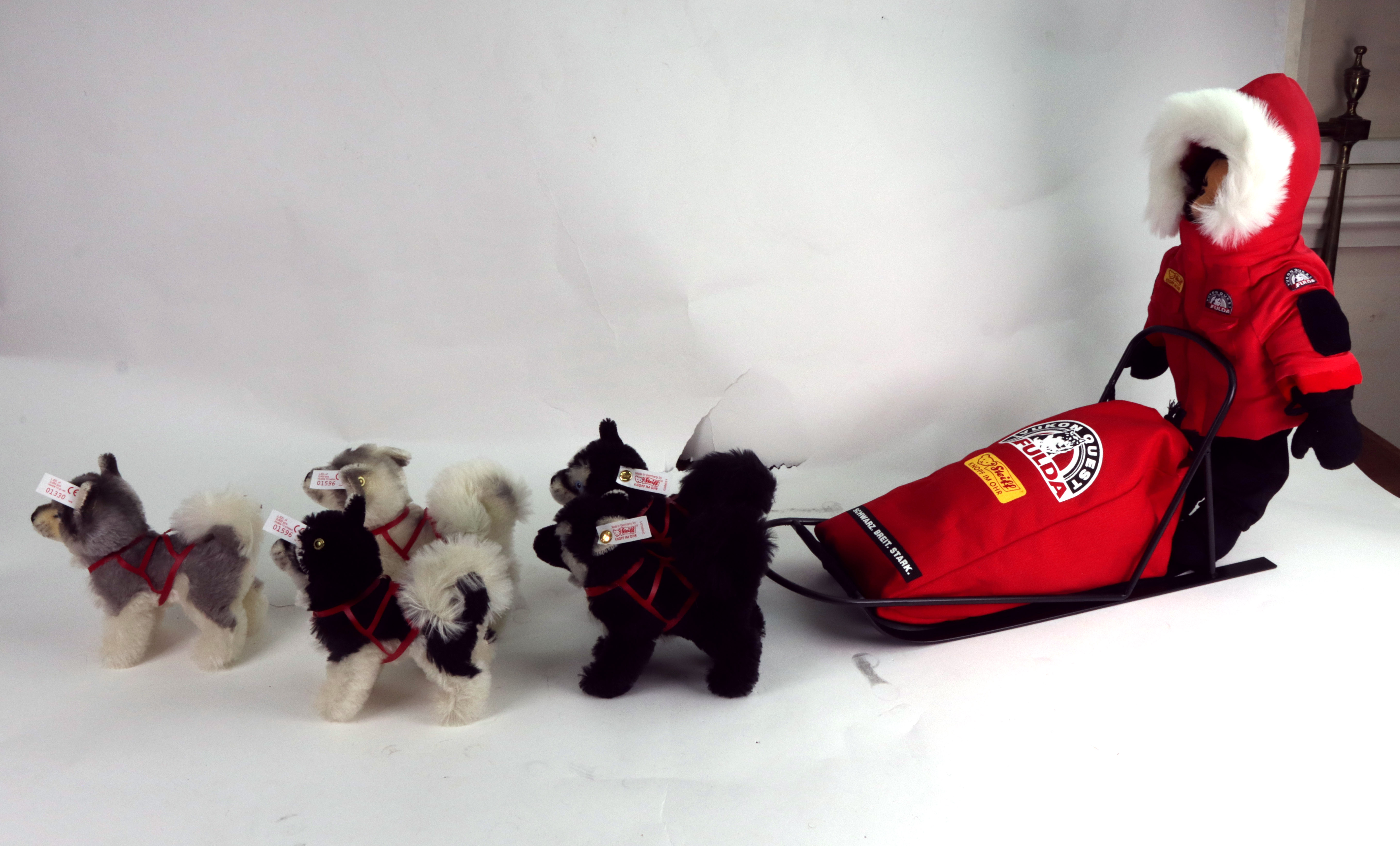 A Steiff Husky Sledge Set, 1998-2000, limited edition, consisting of ...