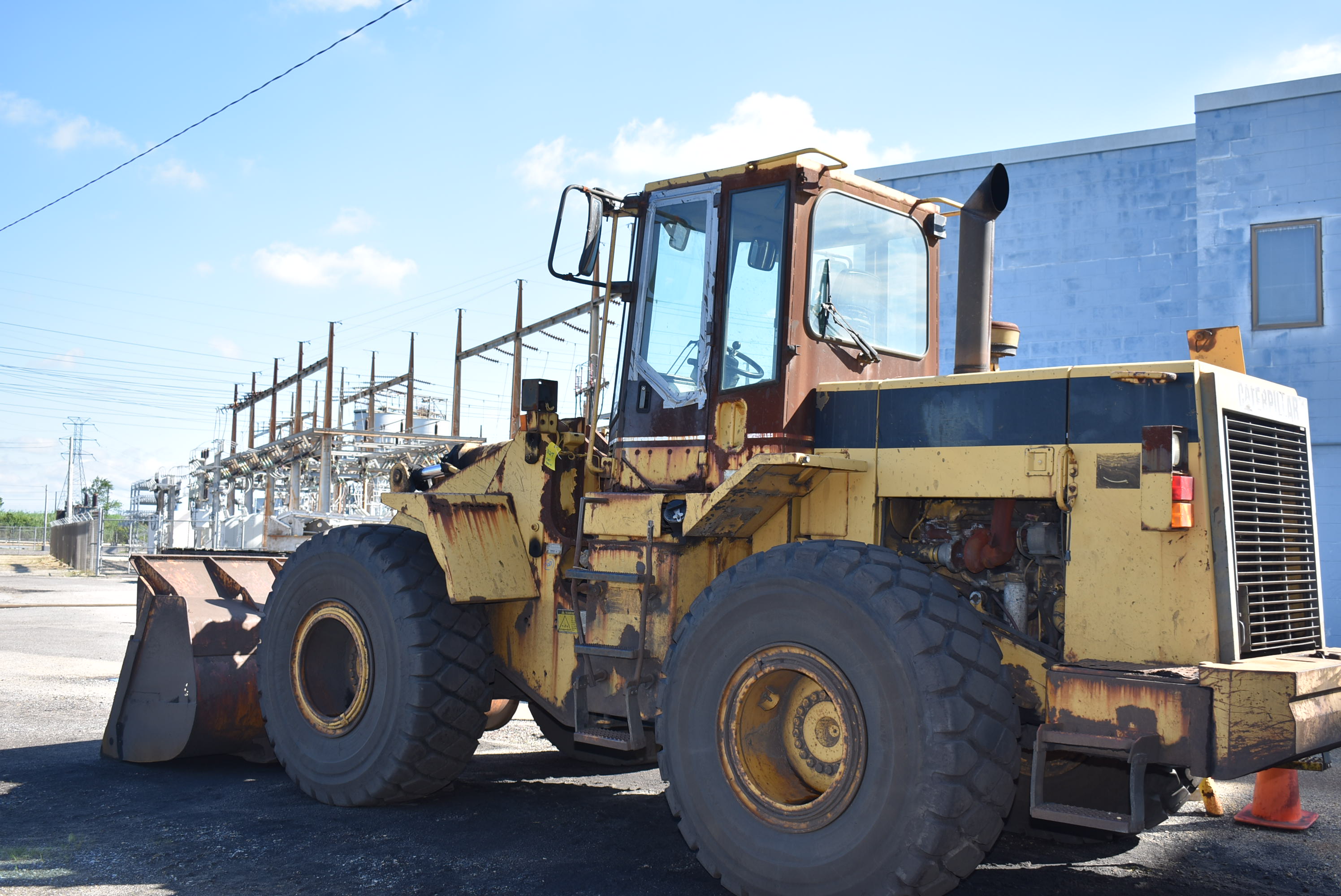 Caterpillar Model #950F Payloader Front End Loader, Enclosed Cab ...
