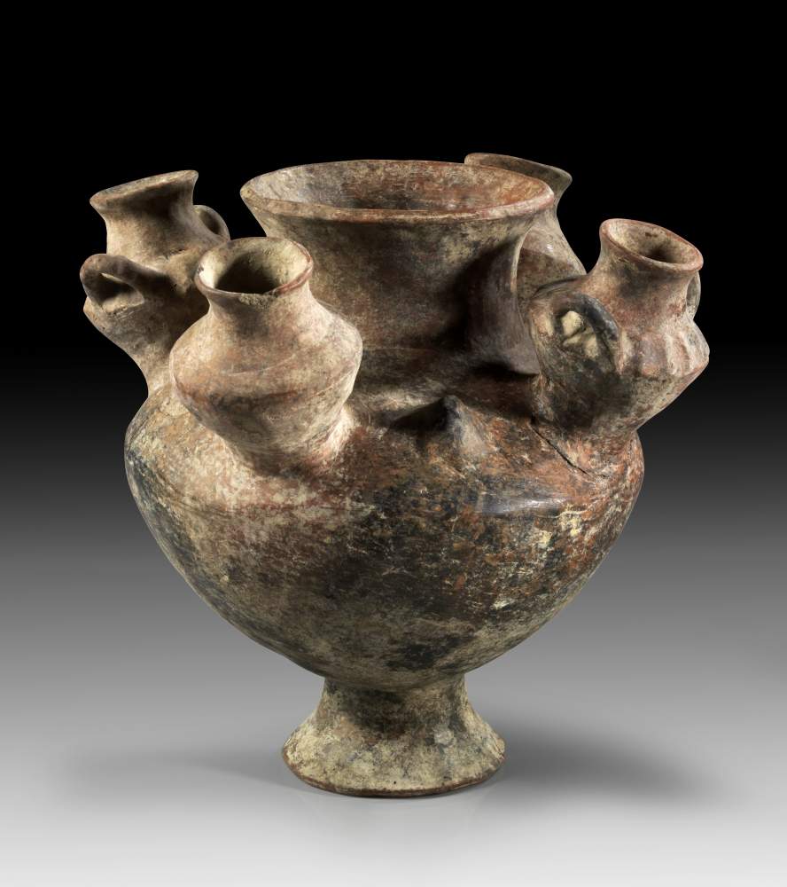 Italischer Kernos. 7. Jh. v. Chr. H 26,4cm, ø 22,2cm. Impasto ...
