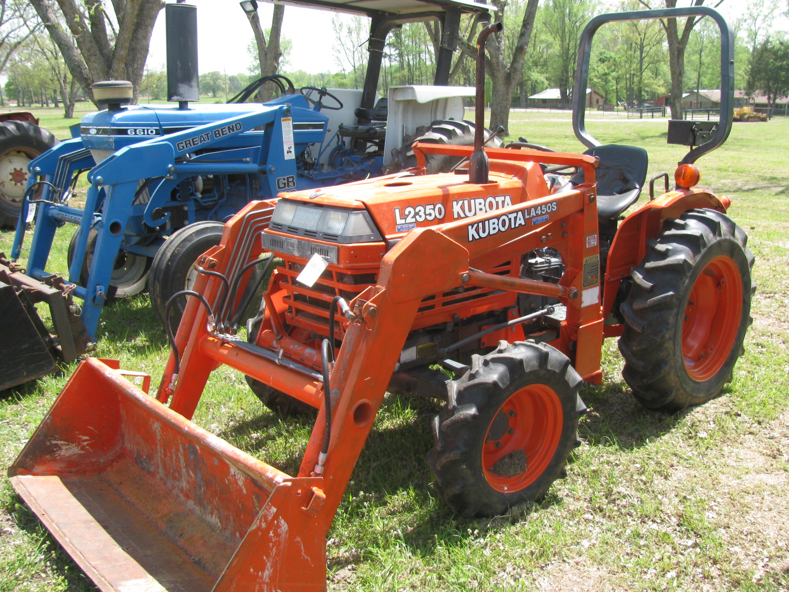 KUBOTA L2350 4X4 TRACTOR W/LA450S LOADER 564 HRS