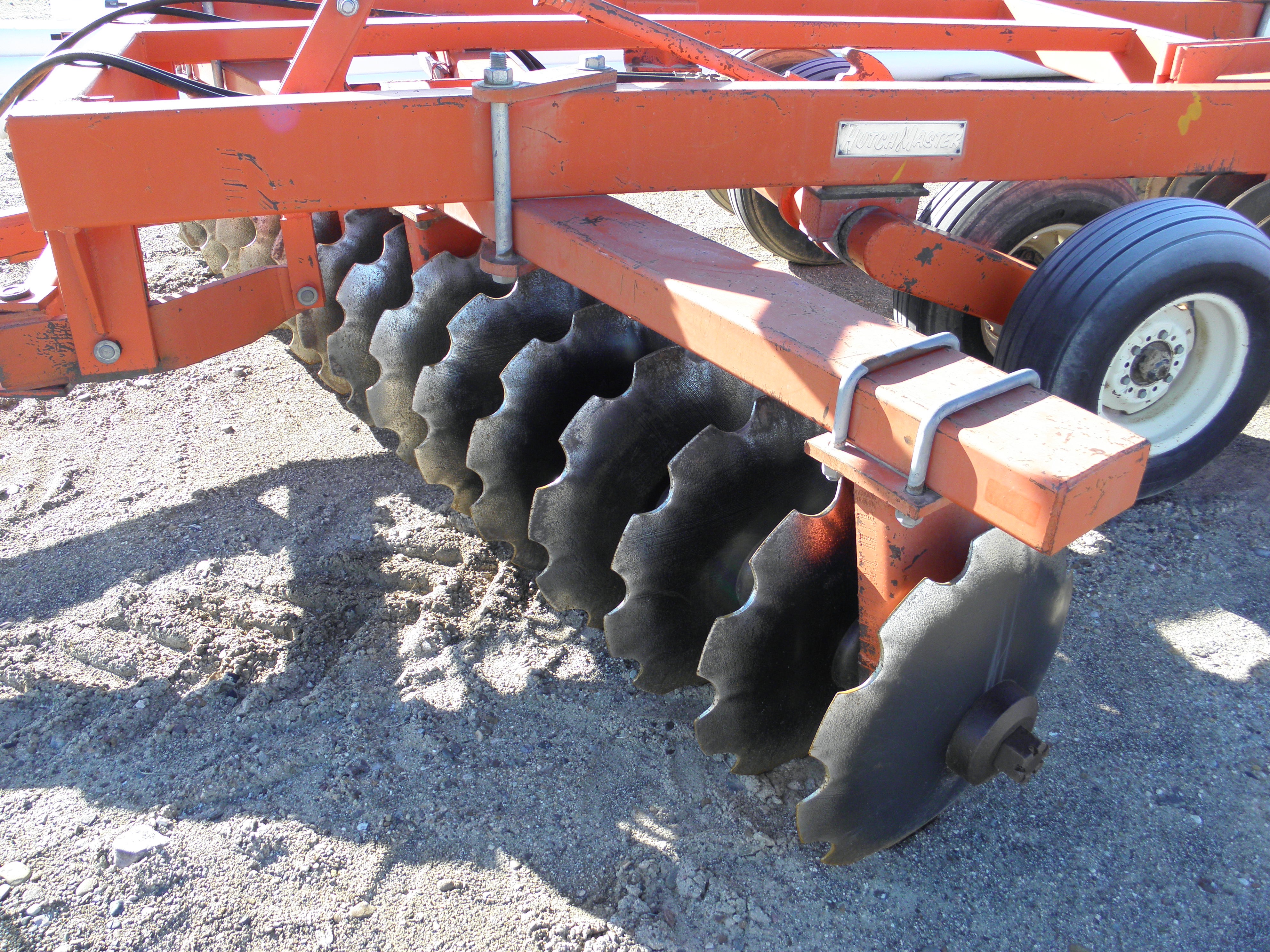 Hutchmaster 12' offset disc, dual packer wheels, like new 24â€ blades