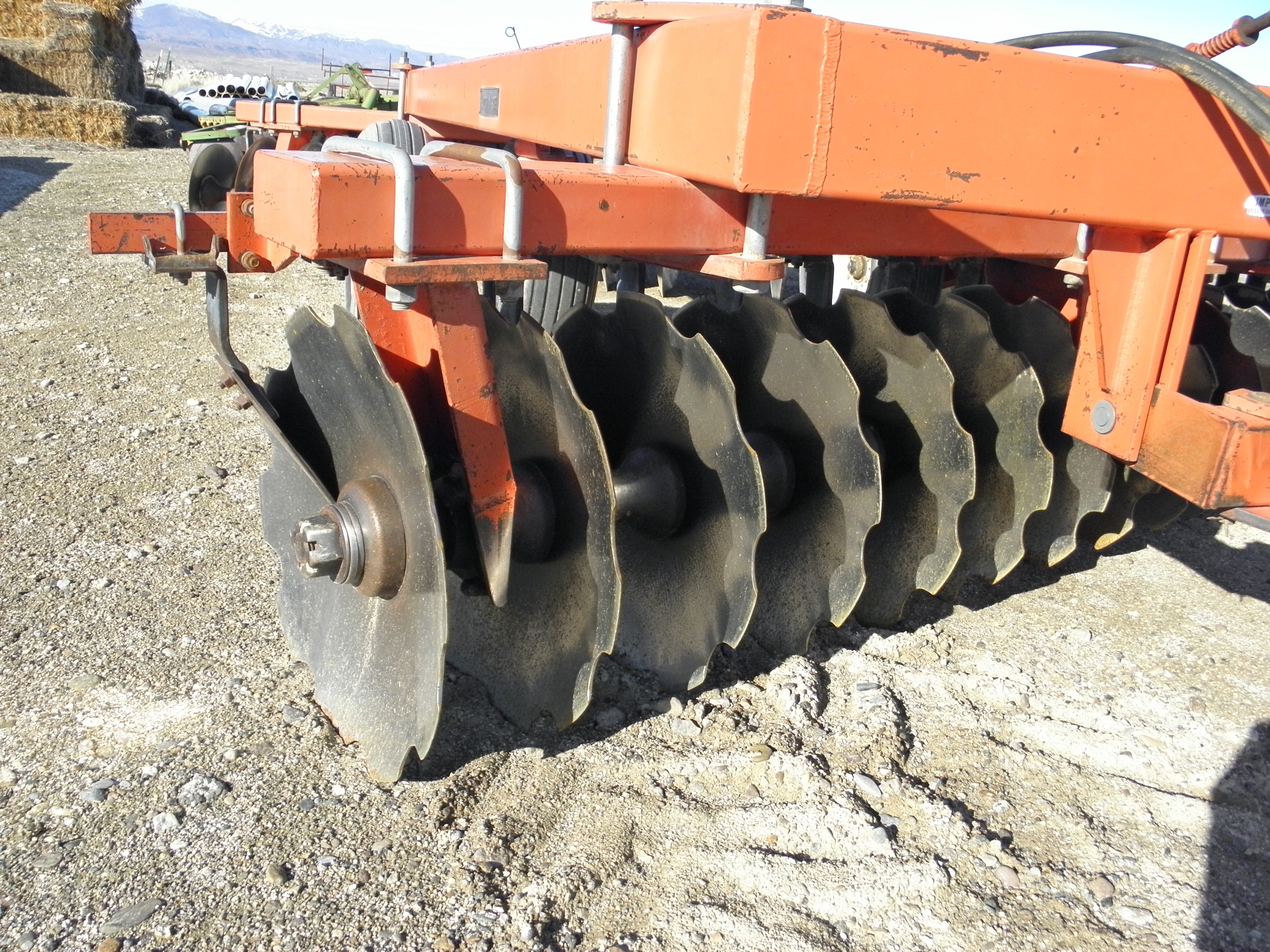 Hutchmaster 12' offset disc, dual packer wheels, like new 24â€ blades