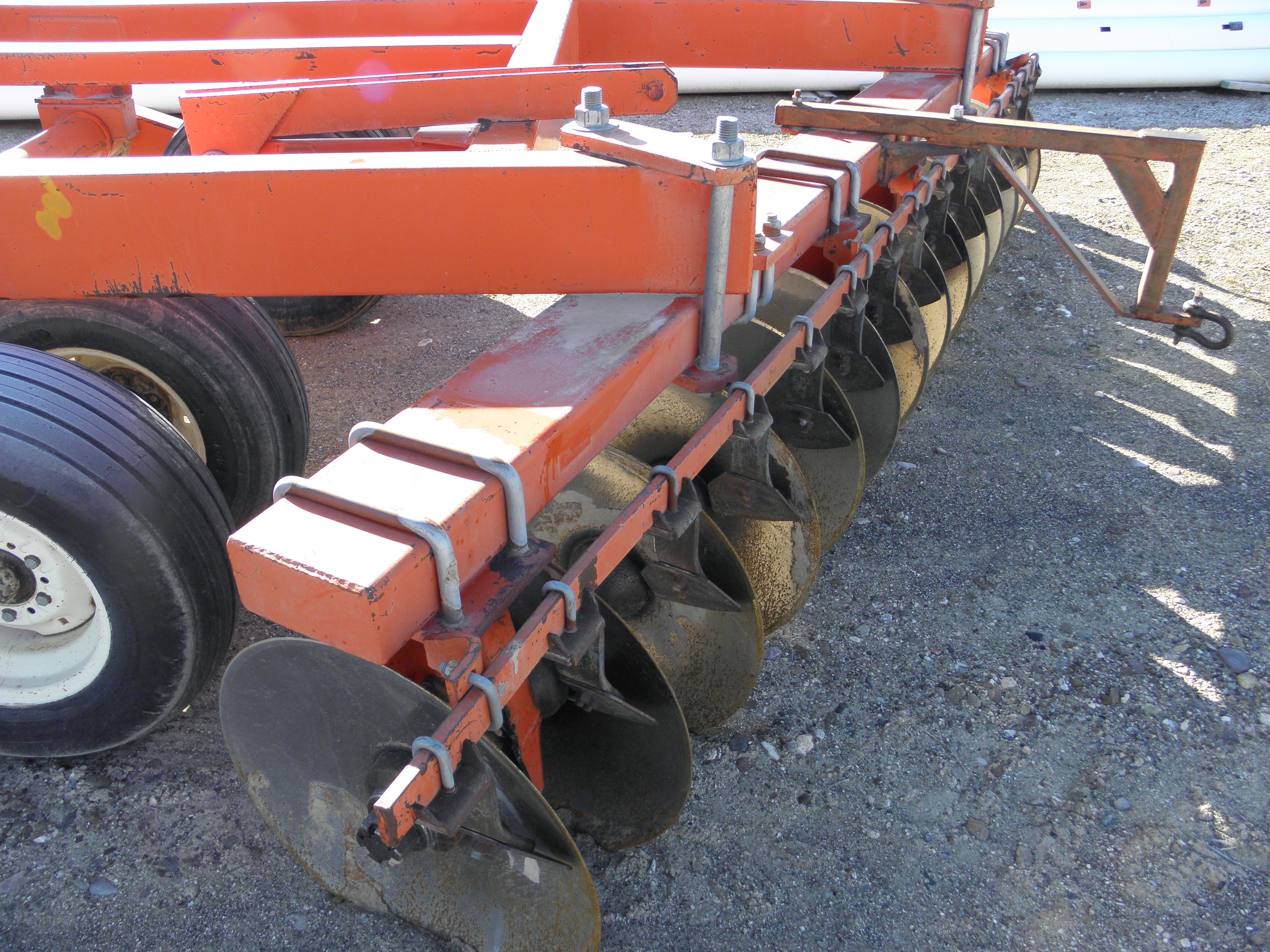 Hutchmaster 12' offset disc, dual packer wheels, like new 24â€ blades