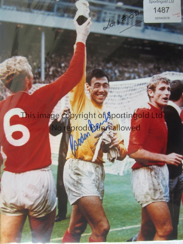 GORDON BANKS 1966 Col 16” x 12” photo, depicting Gordon Banks holding ...