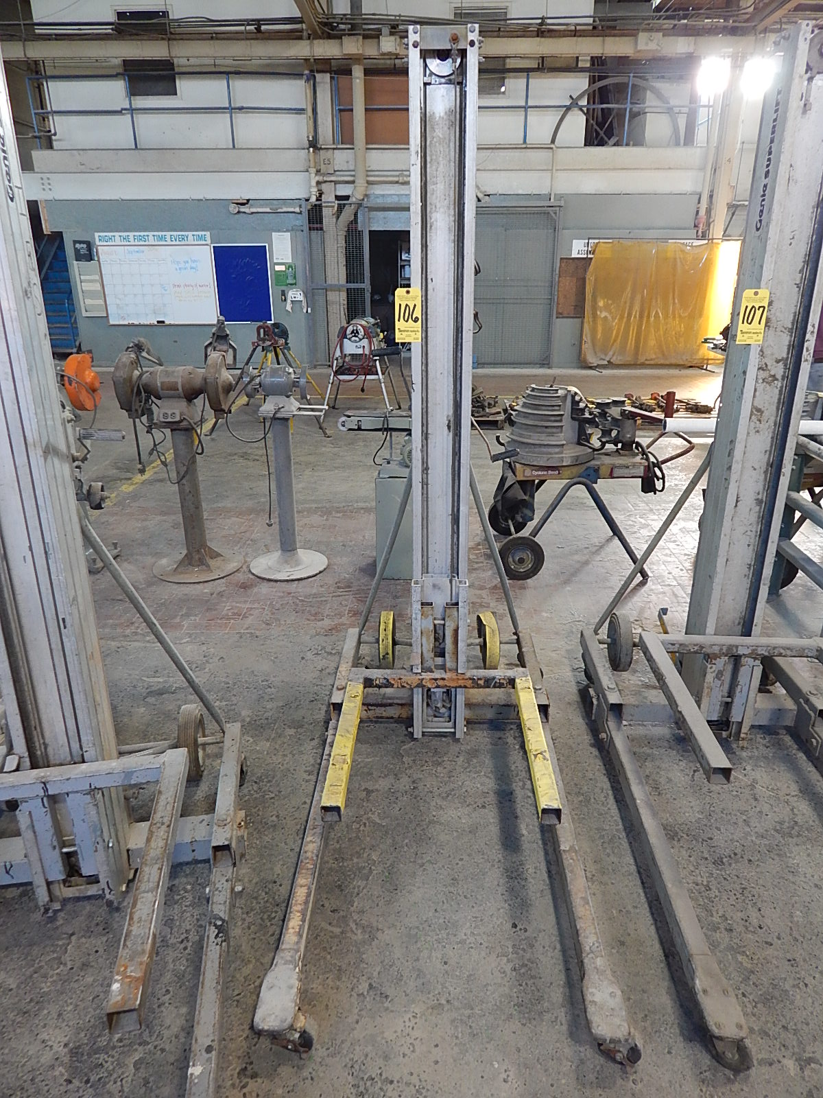 { Choice of lots: 106 } Genie Superlift Model SL-18 Duct Lift, 650 Lb ...