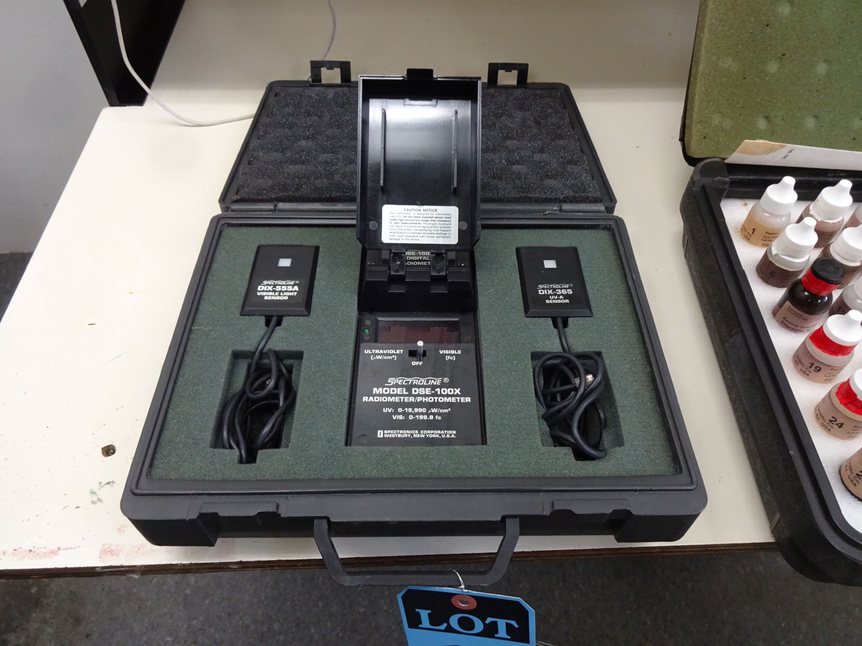 SPECTROLINE DSE-100X DIGITAL RADIOMETER WITH SENSORS