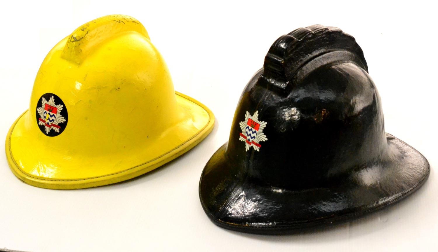 London Fire Brigade Helmet black with step comb, yellow (2)