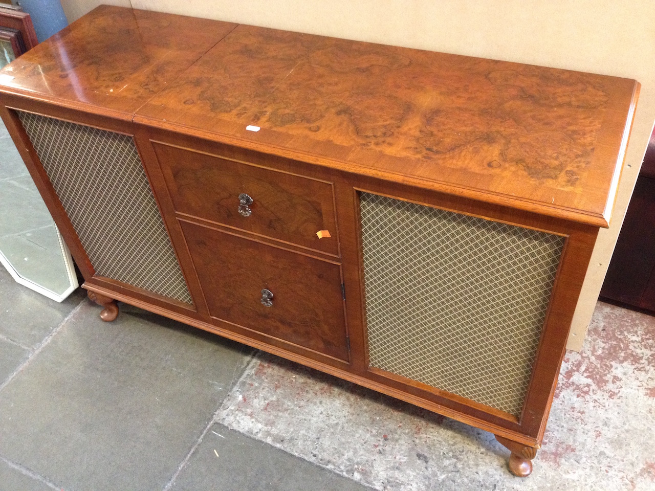 A DYNATRON RADIOGRAM IN BURR WALNUT CABINET
