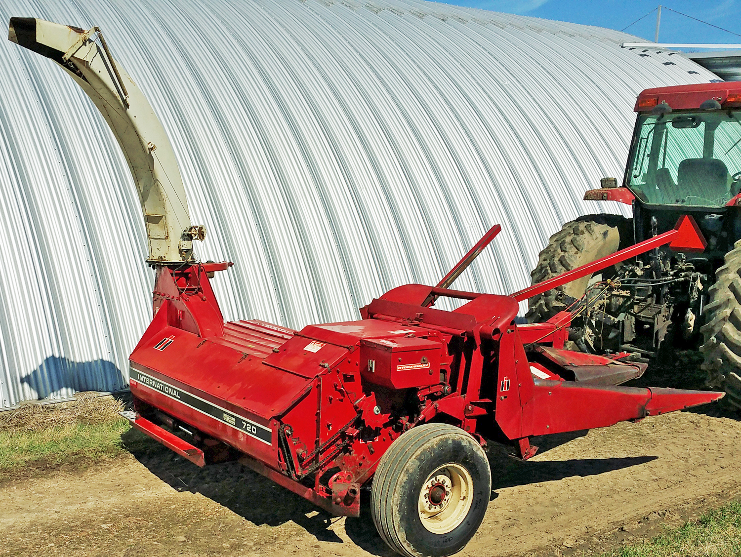 International 720 silage chopper w/spout control monitor & 720-830 2 ...