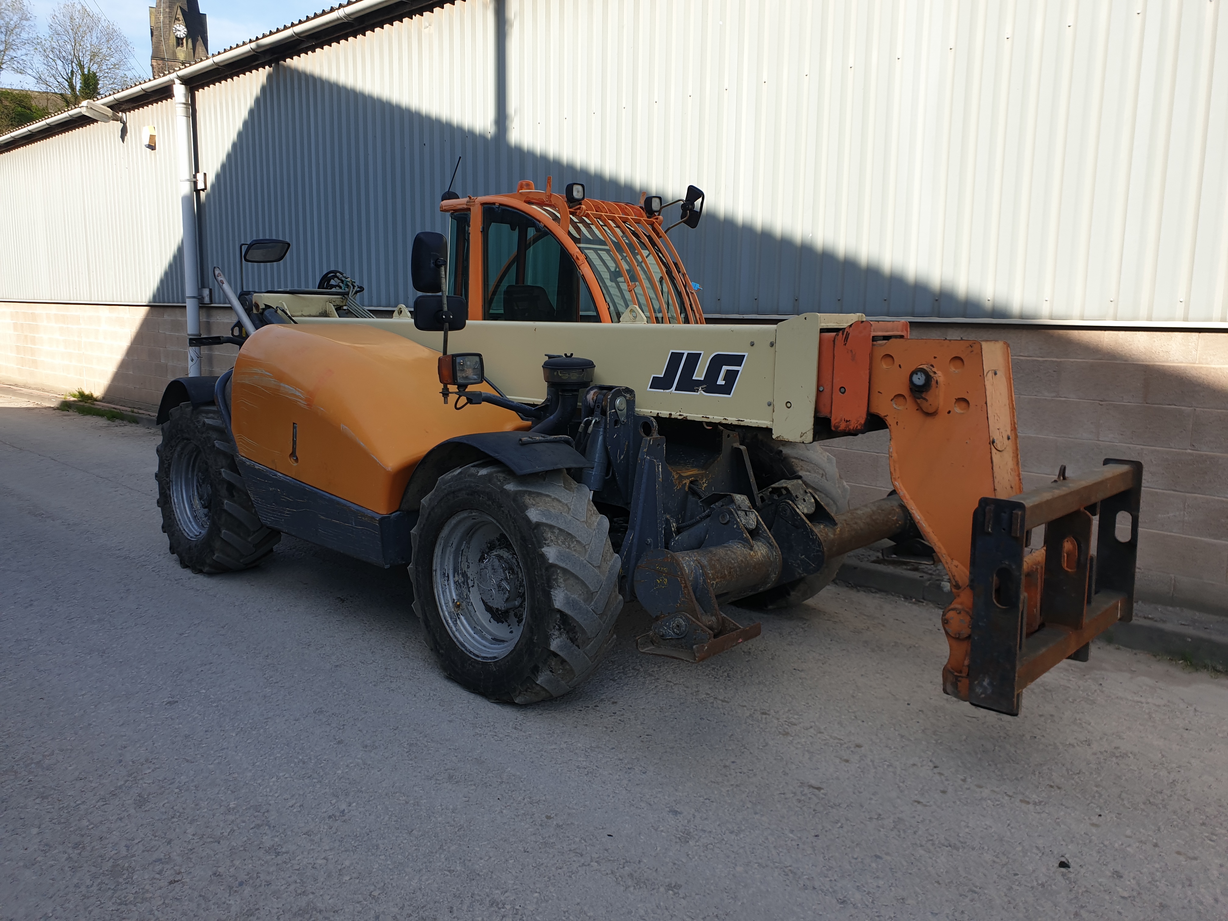 JLG 3513 Telehandler 13 metre reach with stabilisers. levelling and ...