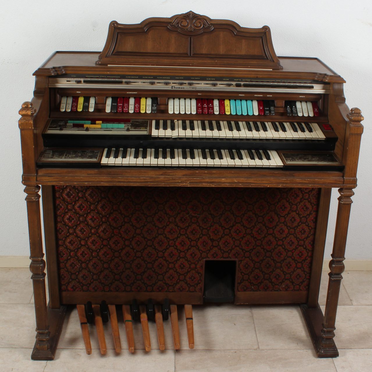 Oak Lock Thomas electric organ, model Thomas monticello 371, around 1980, 120x112x64cm. Cond; G