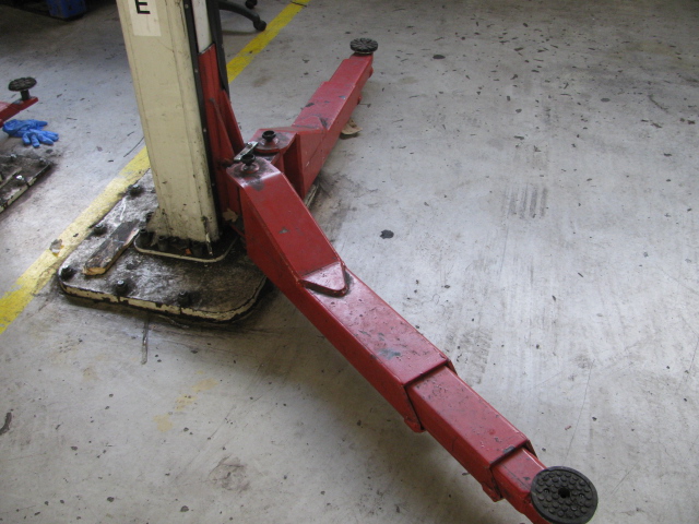 Stenhoj Type 004703 2-Post vehicle lift Capacity 5,000kg Date of ...