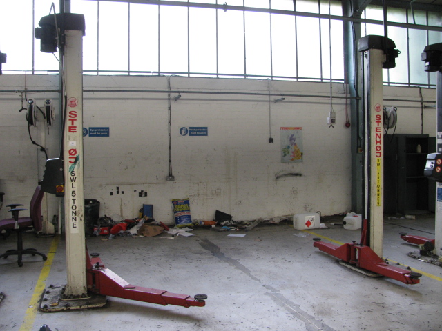 Stenhoj Type 004703 2-Post vehicle lift Capacity 5,000kg Date of ...