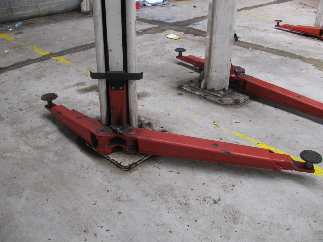 Stenhoj Type 0995112 2.305 2-Post vehicle lift Capacity 3,000kg Date of ...
