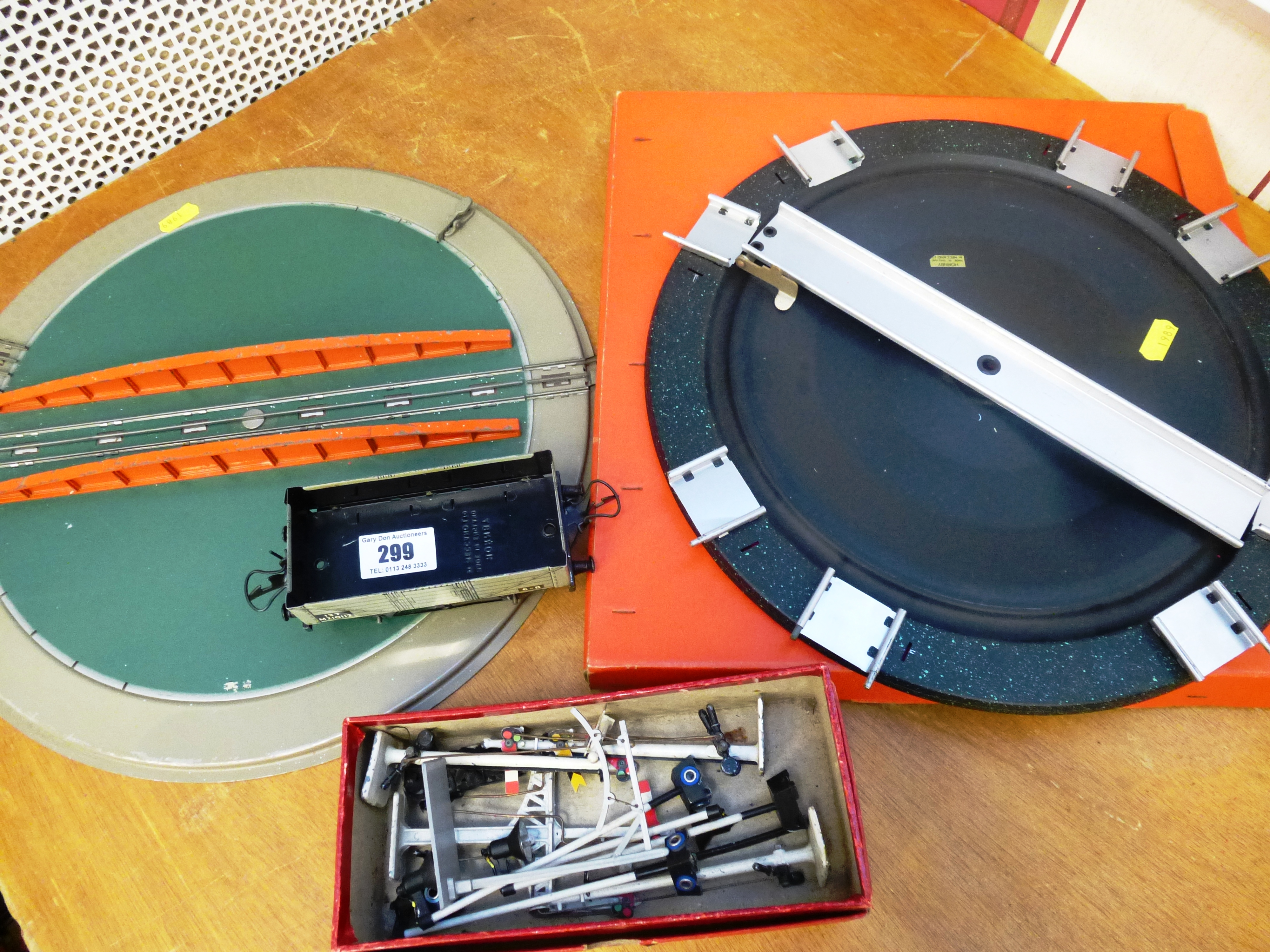 2 RAILWAY TURNTABLES, HORNBY 0 GAUGE WAGON AND A BOX OF ASSORTED SIGNALS