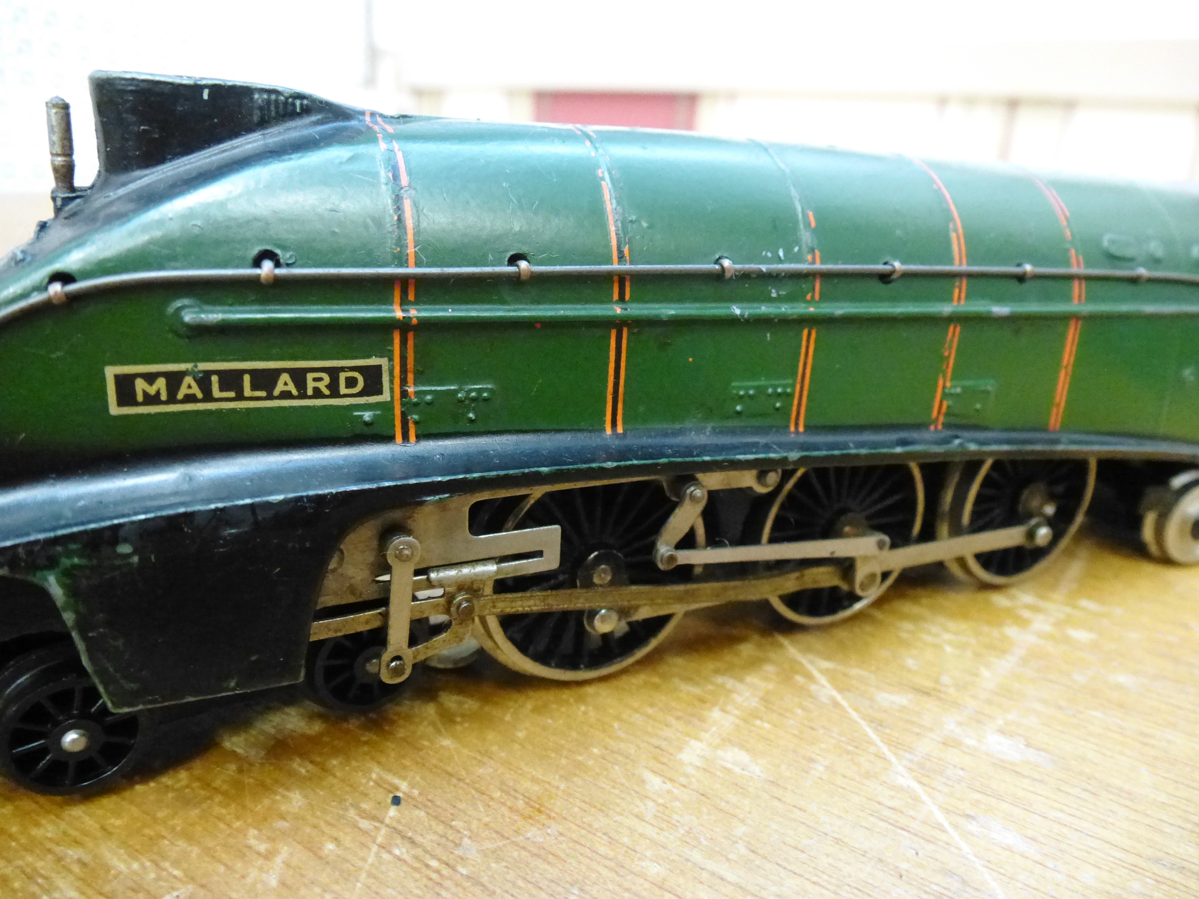 HORNBY MALLARD TRAIN AND TENDER 00 GAUGE