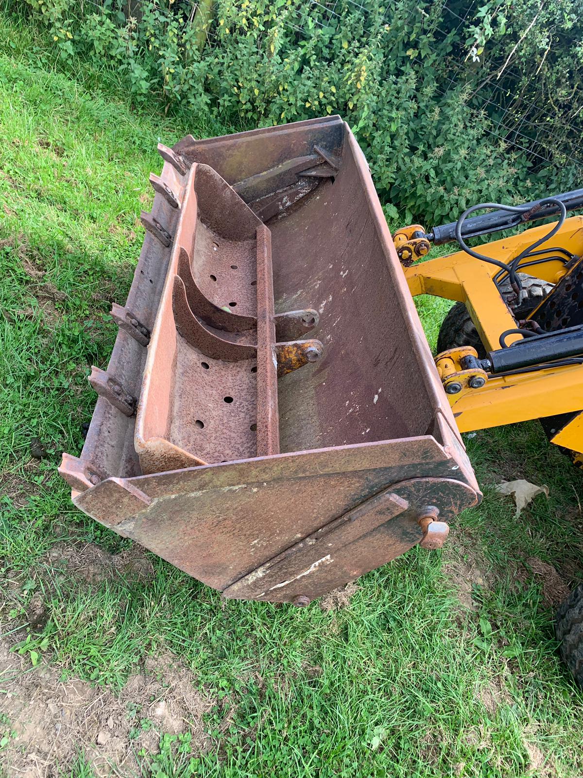 DS - LEWIS BADGER COMPACT TRACTOR LOADER 4X4 BACKHOE DIGGER C/W EXTRA ...