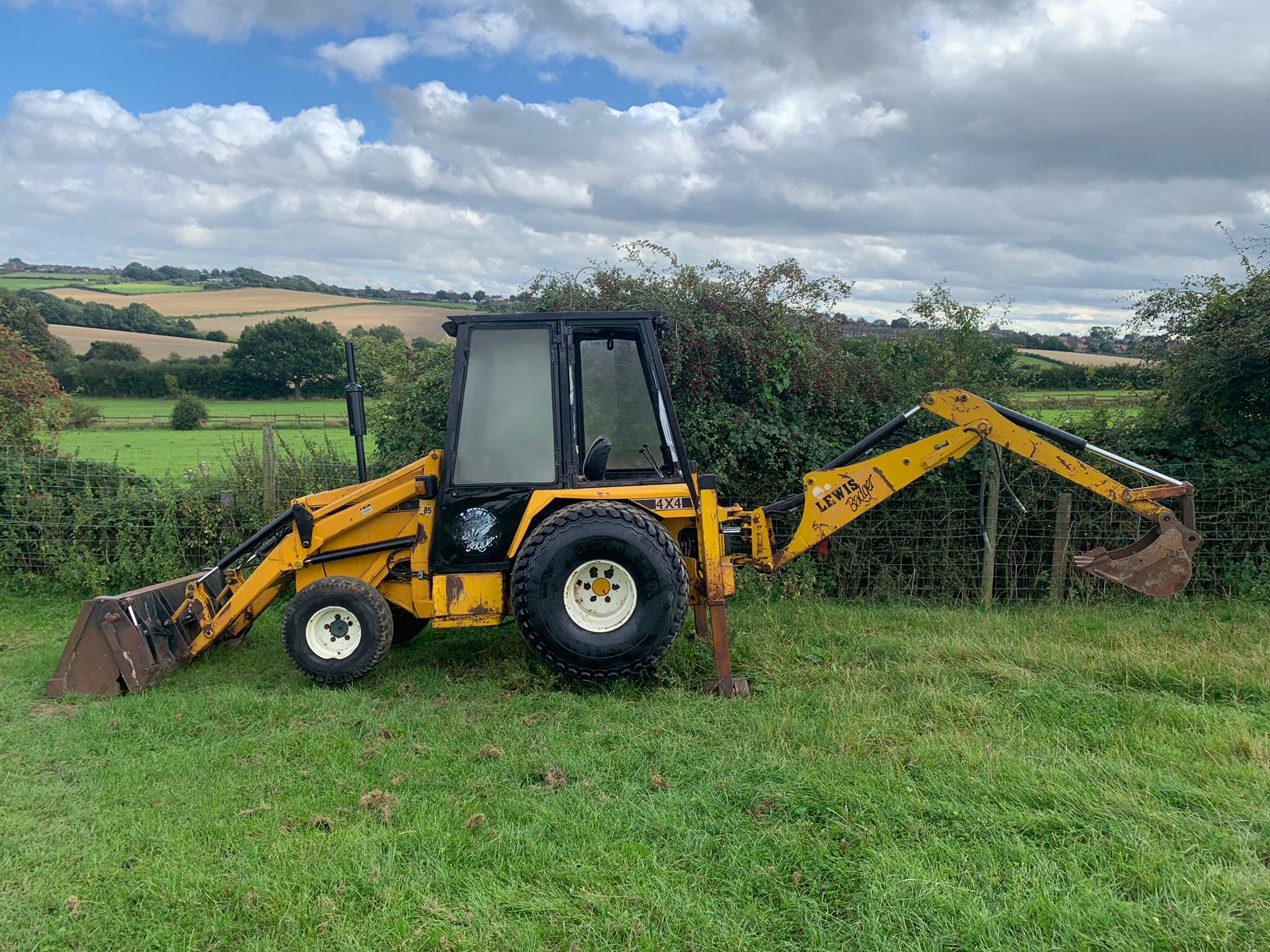 DS - LEWIS BADGER COMPACT TRACTOR LOADER 4X4 BACKHOE DIGGER C/W EXTRA ...