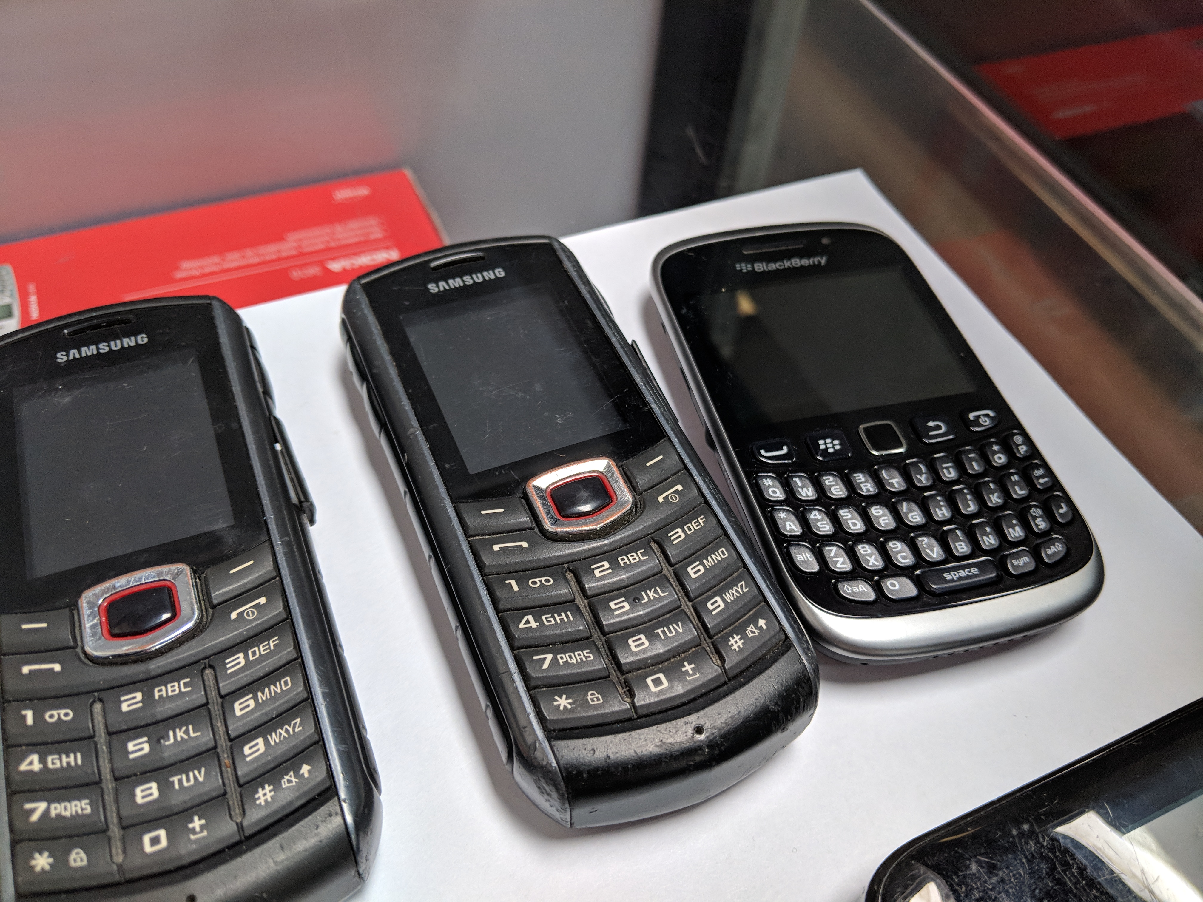 5 off assorted mobile phones & similar comprising 3 off Samsung heavy ...