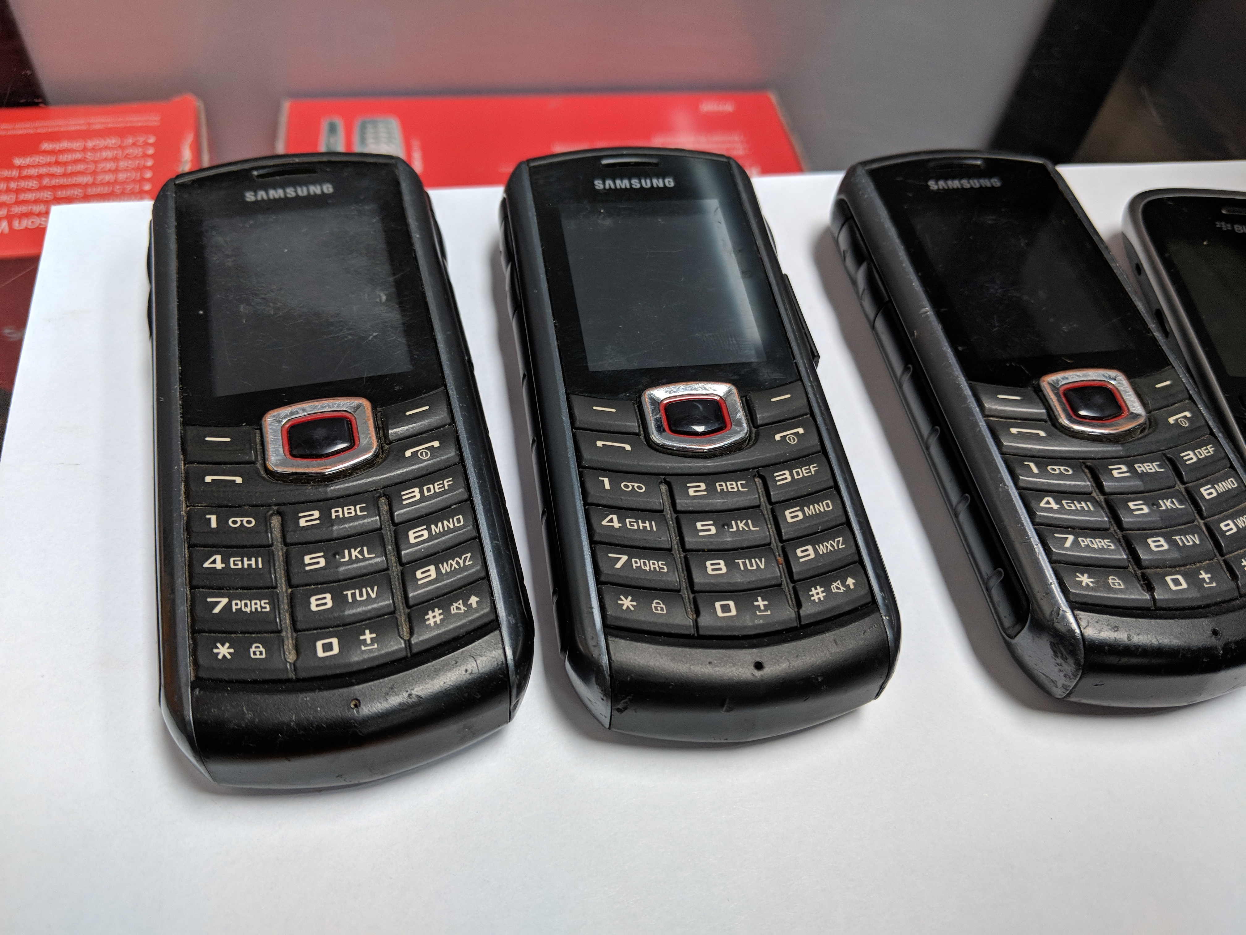 5 off assorted mobile phones & similar comprising 3 off Samsung heavy ...