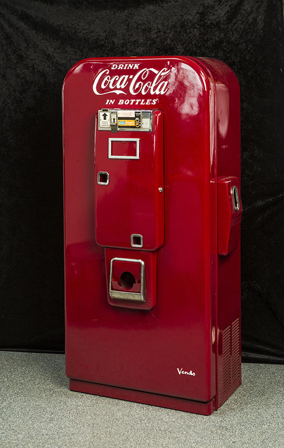 Coca-Cola-Automat, Herst. Vendo, 1950/60er Jahre, rot/weiß lackiert ...