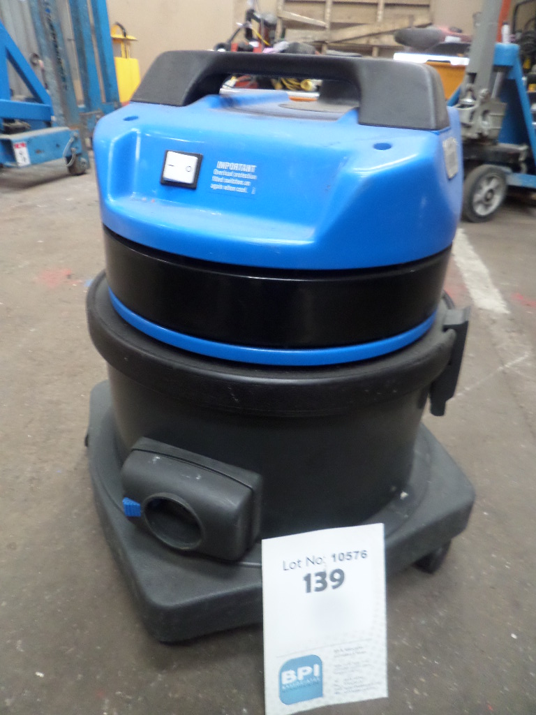 MASTERVAC MV 12 {009507} DRY VACUUM CLEANER Is working but was tested ...