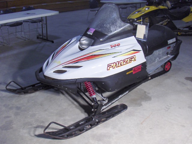 1999 YAMAHA 500 PHAZER 8DJ006910 snowmobile, sold with a signed title
