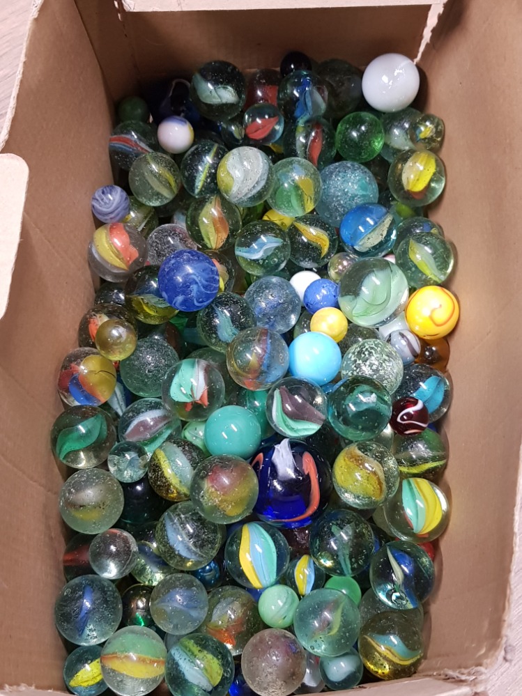 A BOX OF ASSORTED VINTAGE MARBLES