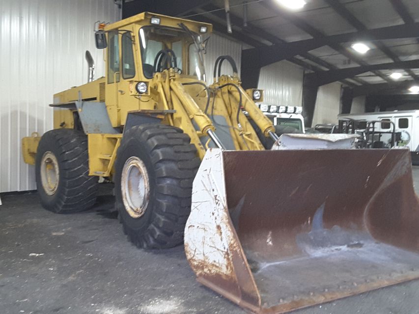 Michigan payloader with 9' materials bucket 23.5 x 25 tires, 9000 hours