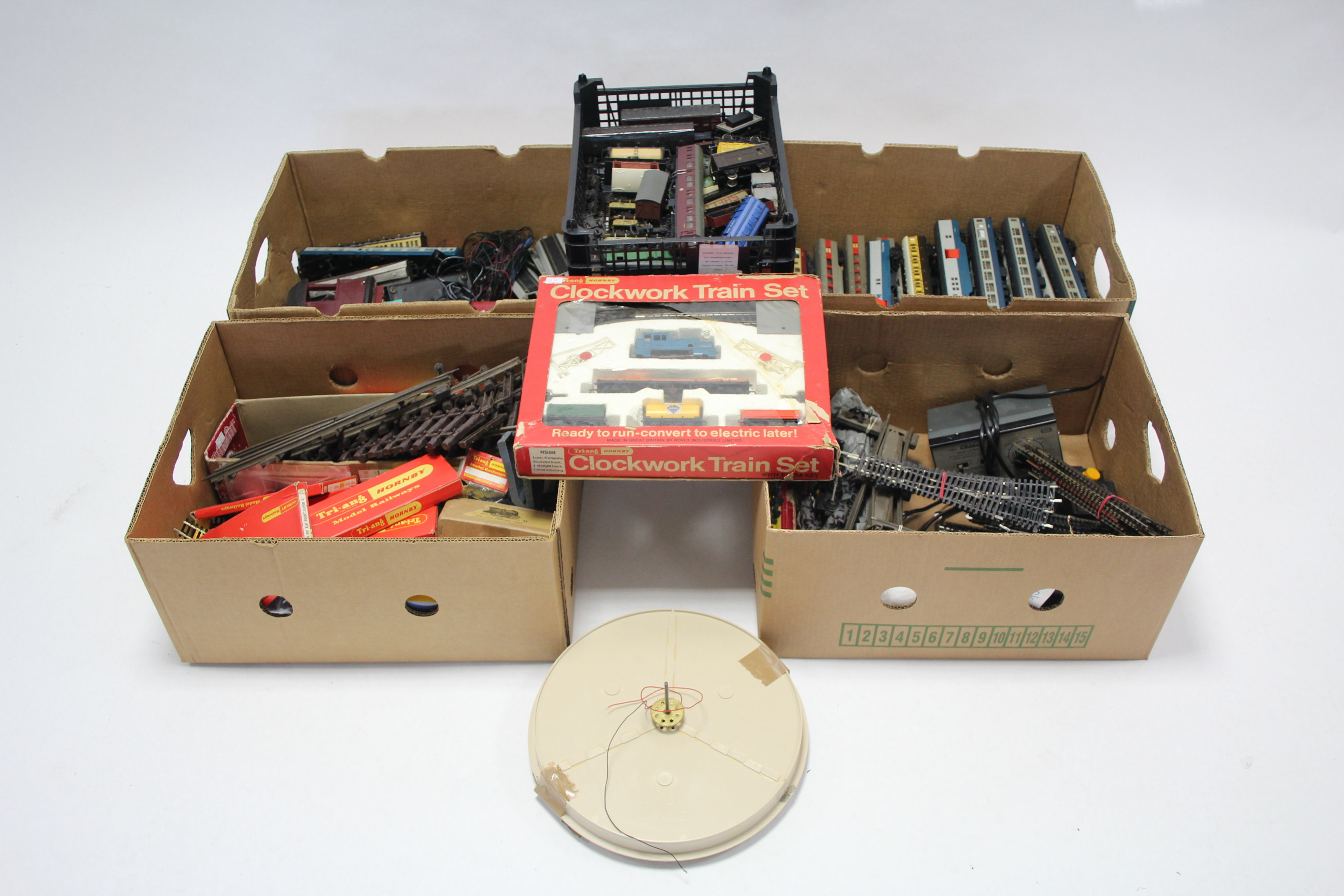 A Tri-ang Hornby clockwork train set, boxed; & various items of “OO ...