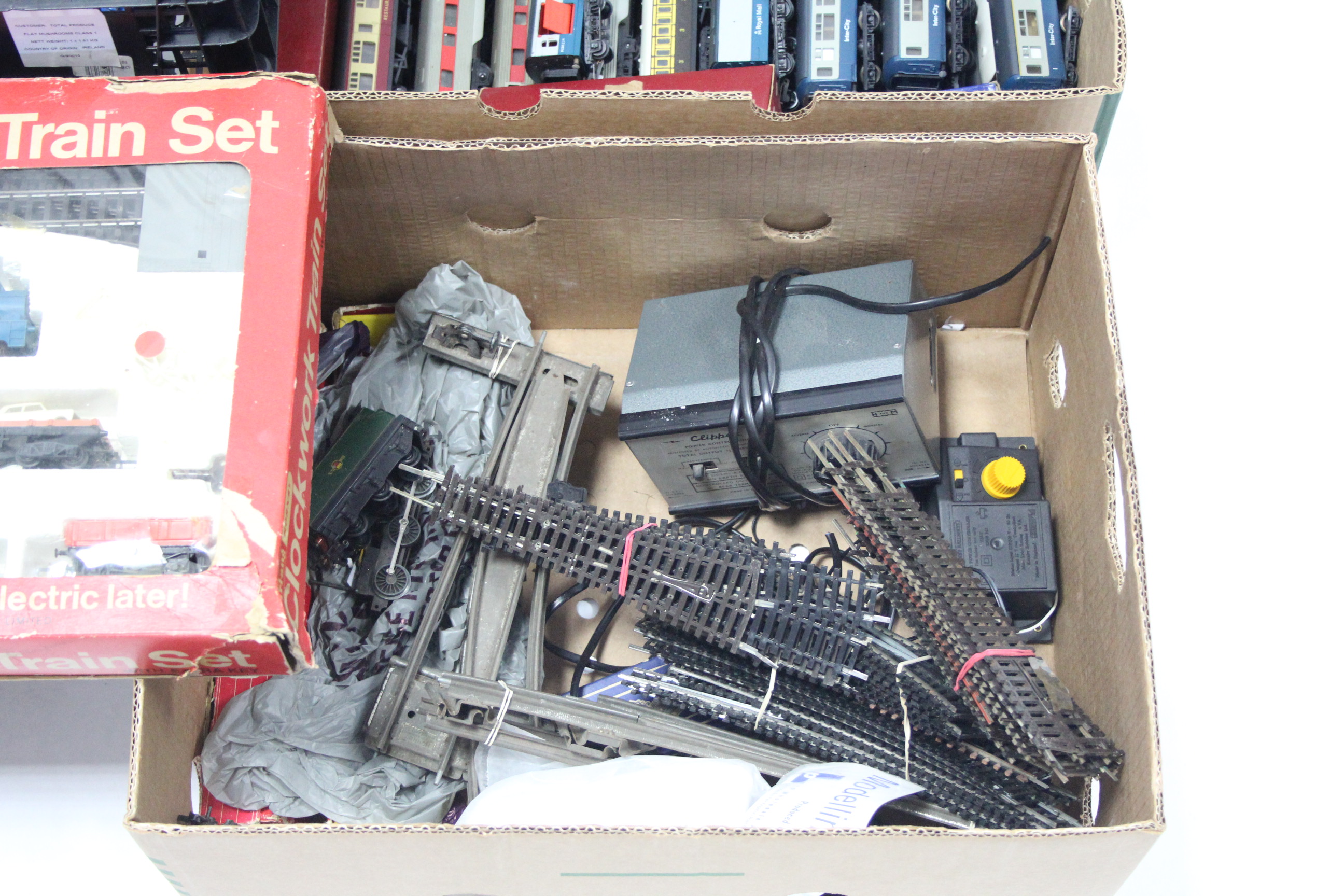 A Tri-ang Hornby clockwork train set, boxed; & various items of “OO ...