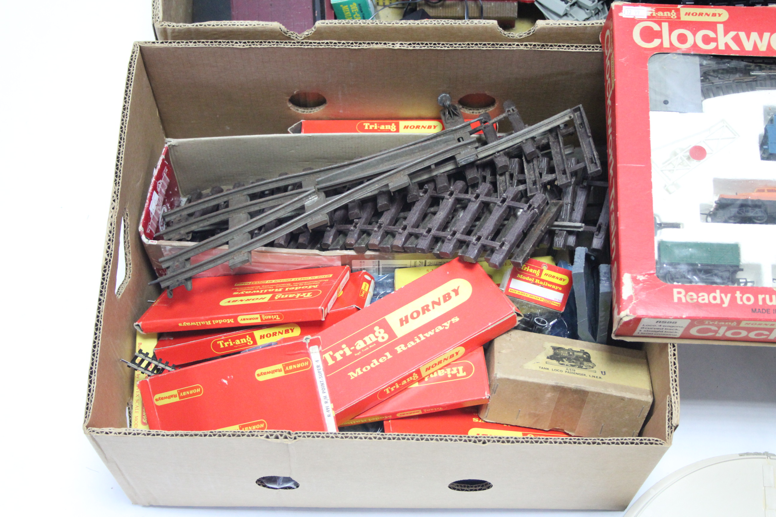 A Tri-ang Hornby clockwork train set, boxed; & various items of “OO ...