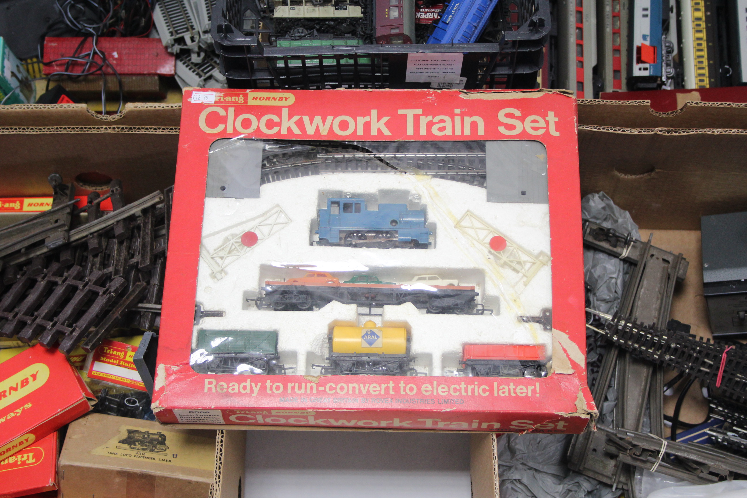 A Tri-ang Hornby clockwork train set, boxed; & various items of “OO ...