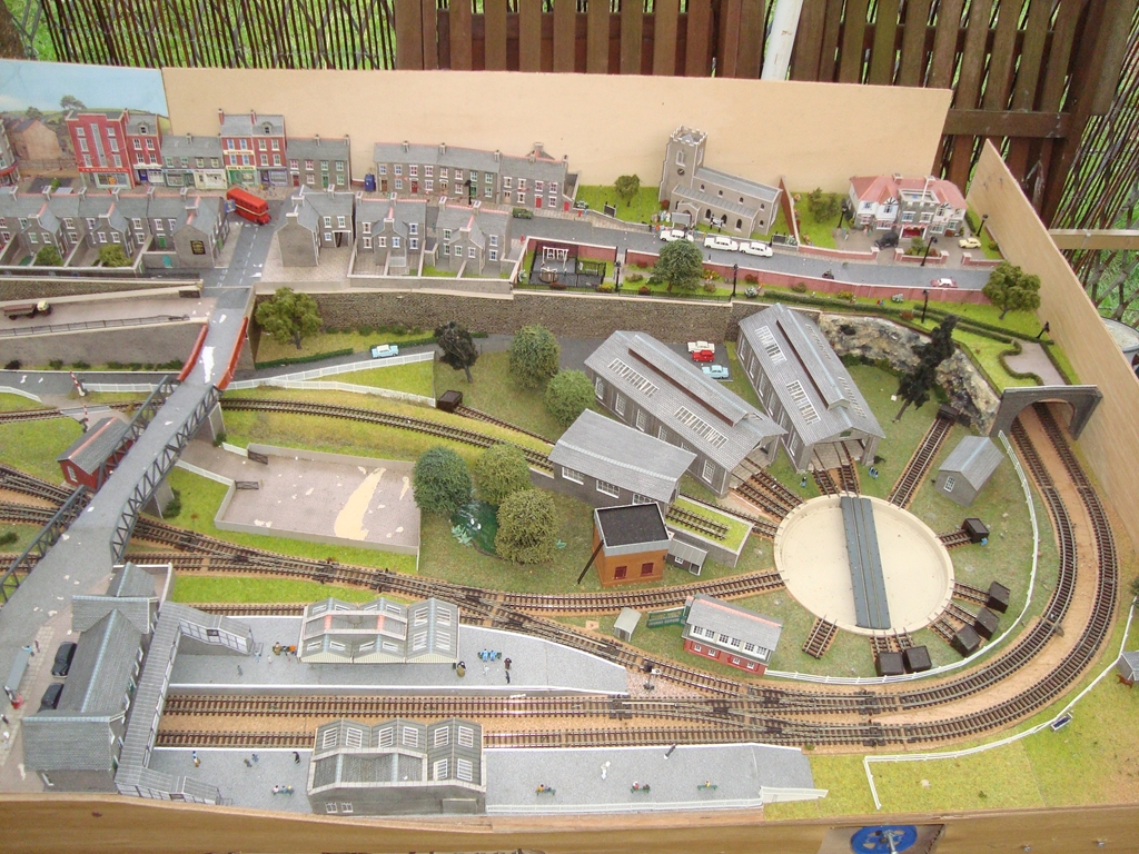 An N Gauge Railway Layout (8' x 3' approx.) featuring town frontage and ...