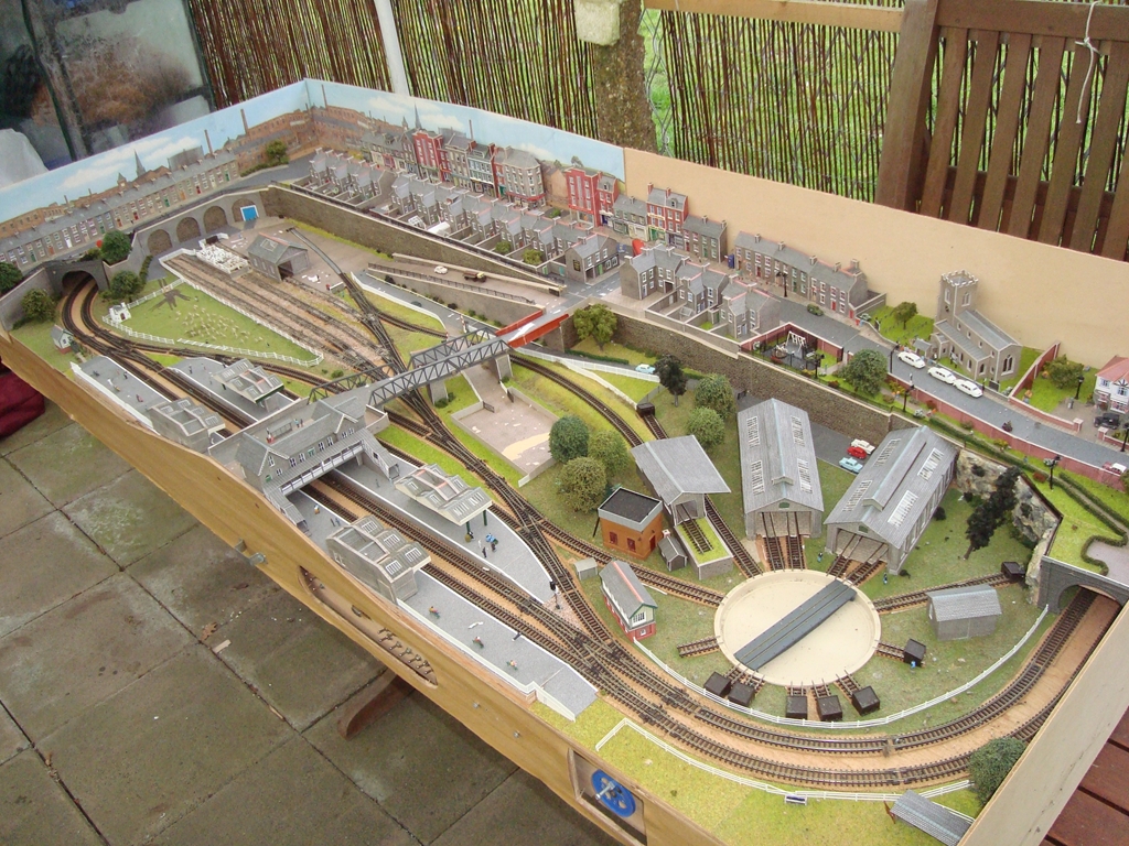 An N Gauge Railway Layout (8' x 3' approx.) featuring town frontage and ...