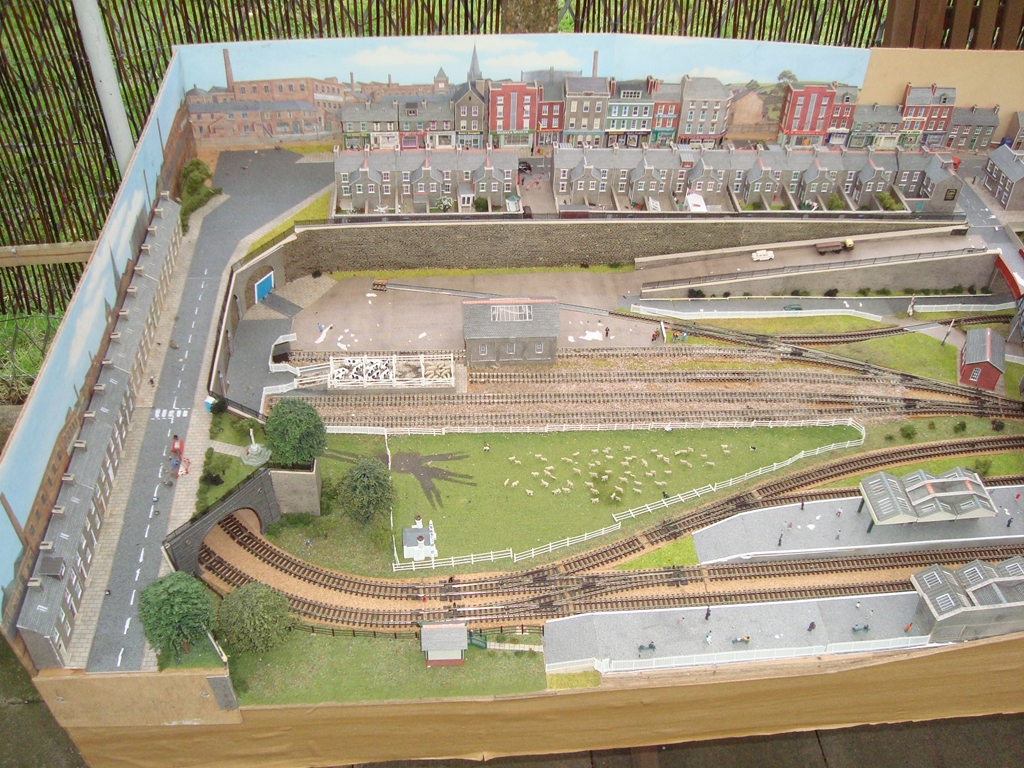 An N Gauge Railway Layout (8' x 3' approx.) featuring town frontage and ...