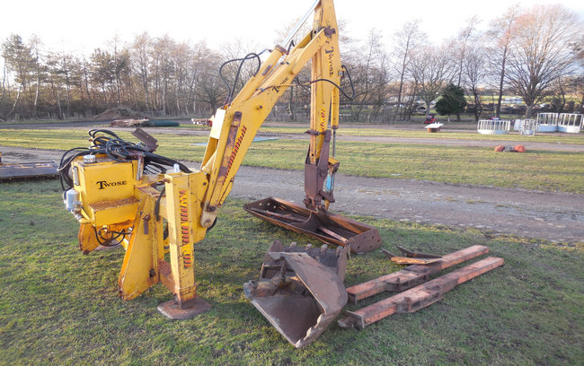 3454 Twose back actor digger for tractor, c/w mounting brackets & 3 buckets