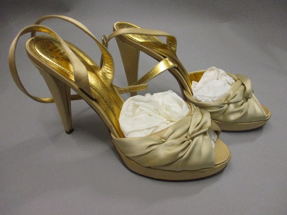 Pair of ladies Rodo shoes, size 38 1/2, together with a matching clutch ...