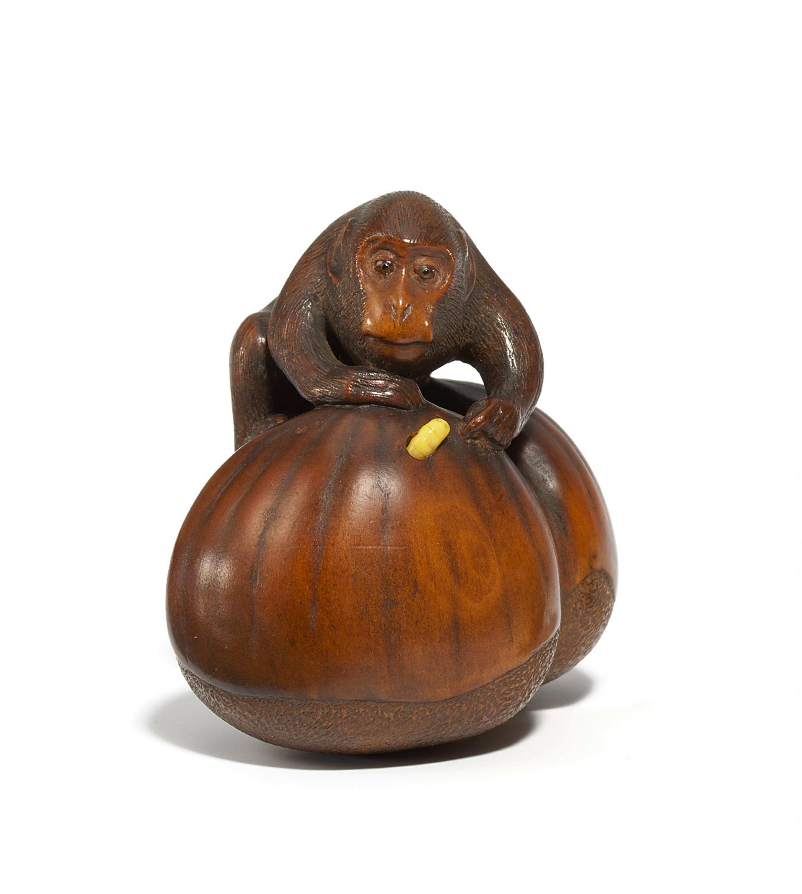 Asiatika - Japanische Netsuke, Okimono, Sagemono, Inro AFFE MIT KASTANIEN. Japan. Edo-Zeit. 1