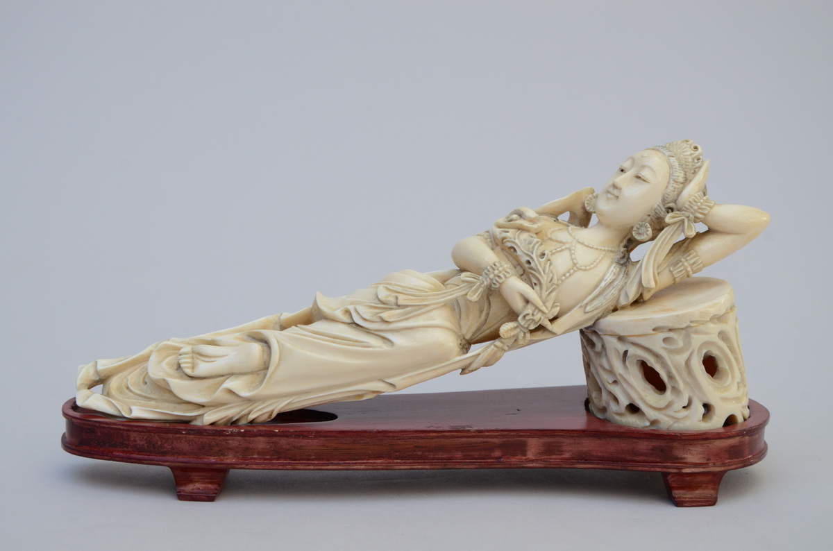 Chinese reclining goddess in ivory (27x10cm)