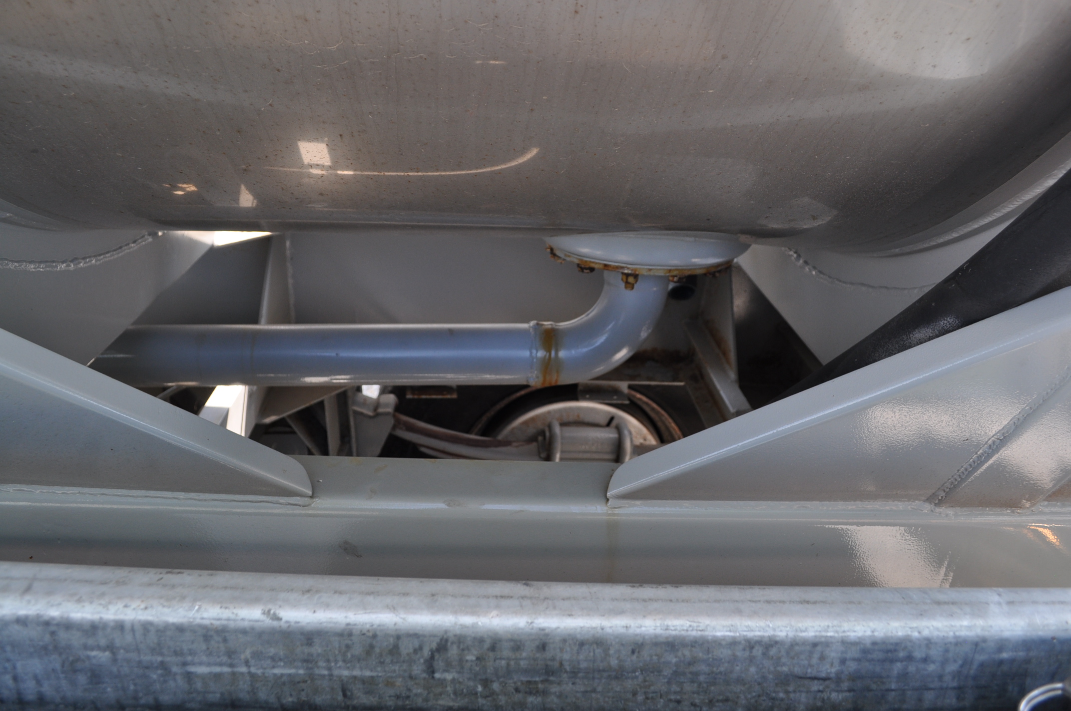 36ft 1982 6000 gal single wall SS tank trailer, baffles, spring ride ...