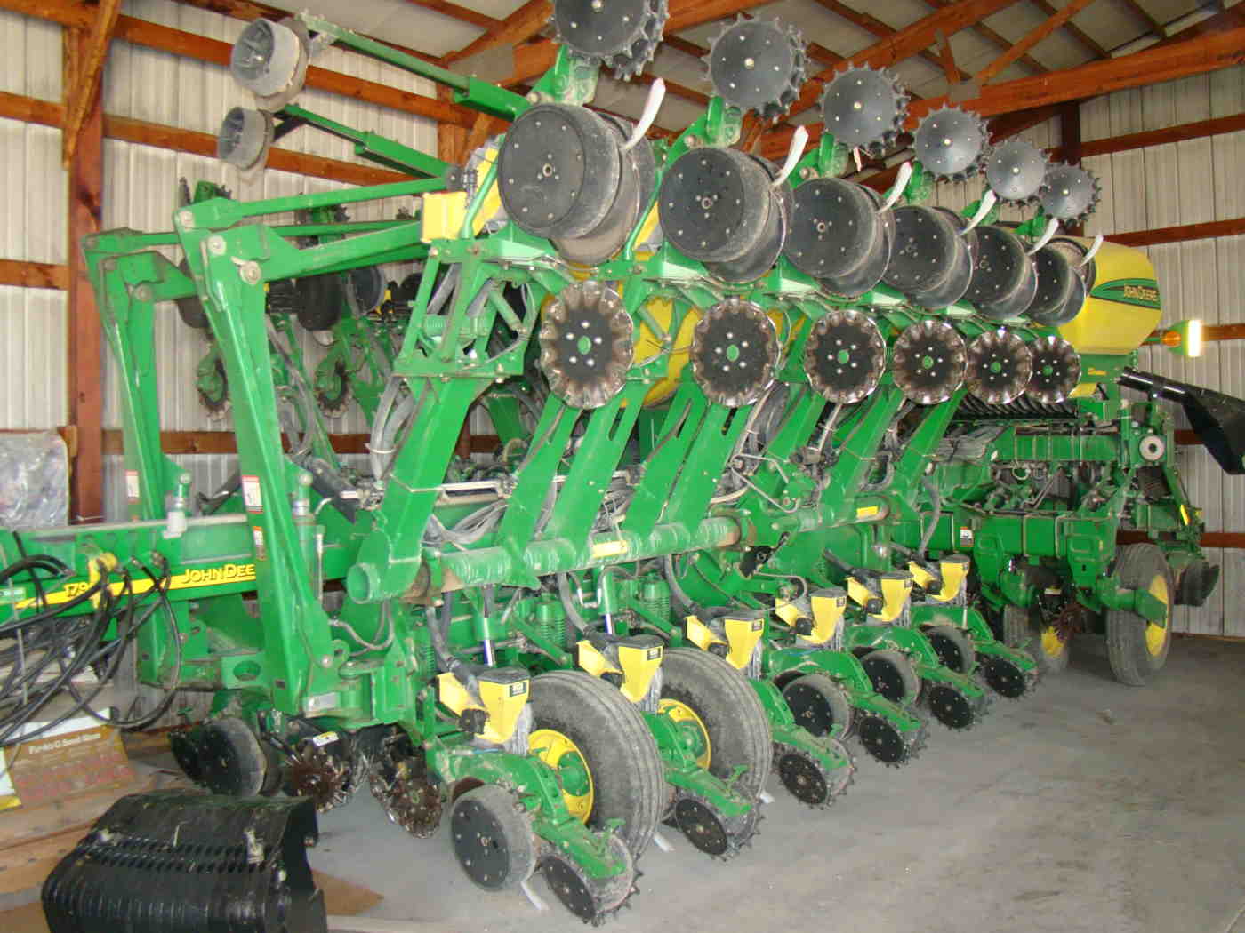 2004 John Deere 1790 16-32 split row planter , Precision corn units ...