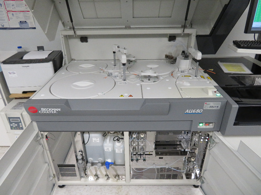 Beckman AU680 (SysID# 8386978) with built in Computer and Monitor and ...