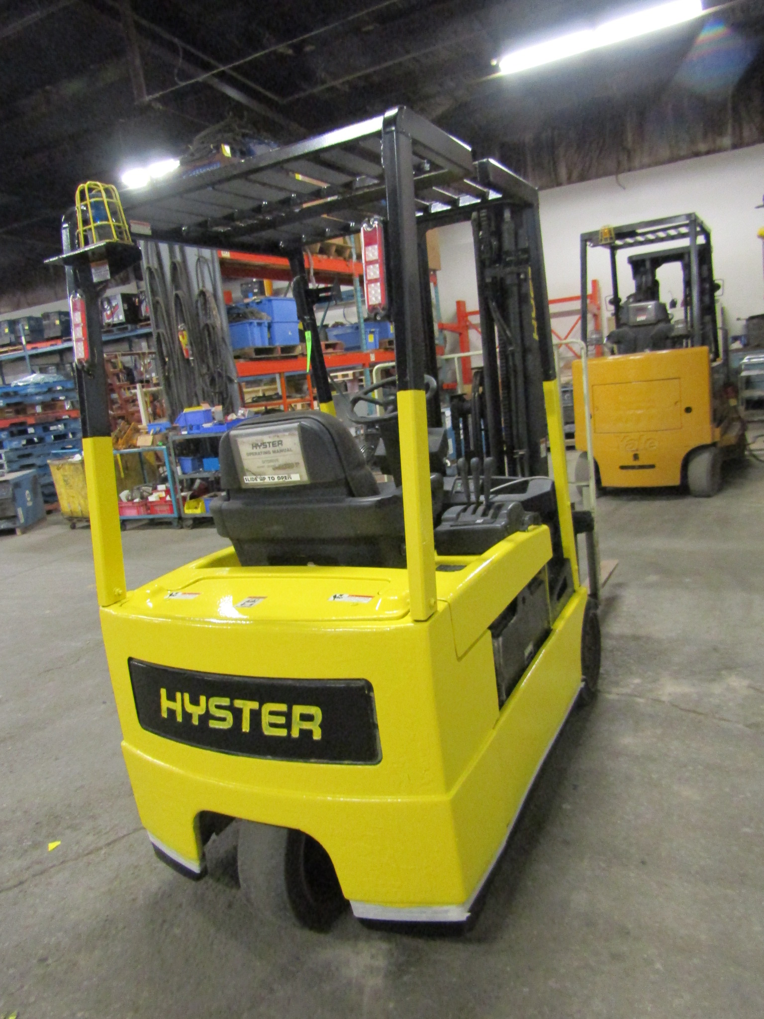 Hyster 4000lbs Capacity Forklift 3-Wheel unit - Electric with 3-stage ...