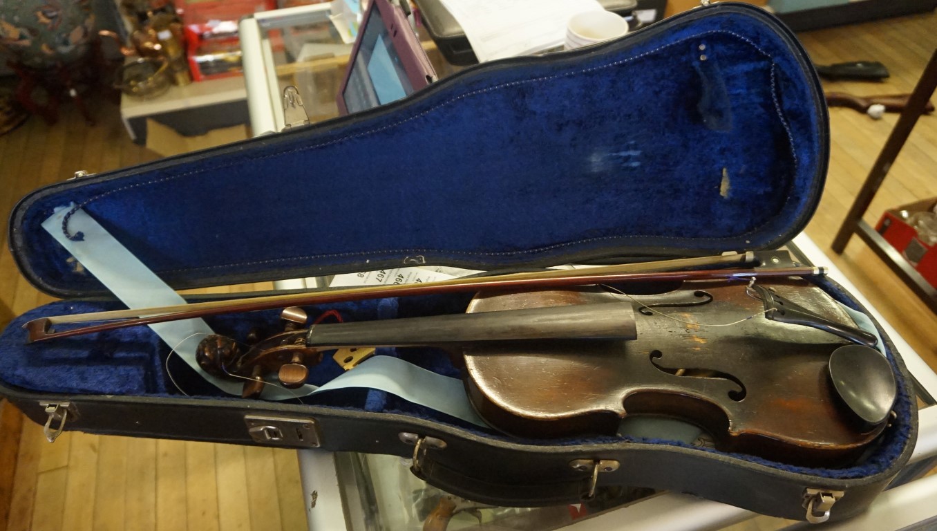 A late 19th/early 20th Century Bavarian violin having carved lion head ...